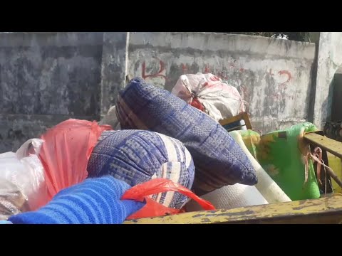 NEMU 1 KRESEK BANTAL GULING KAPUK WARNA BIRU DI GEROBAK SAMPAH