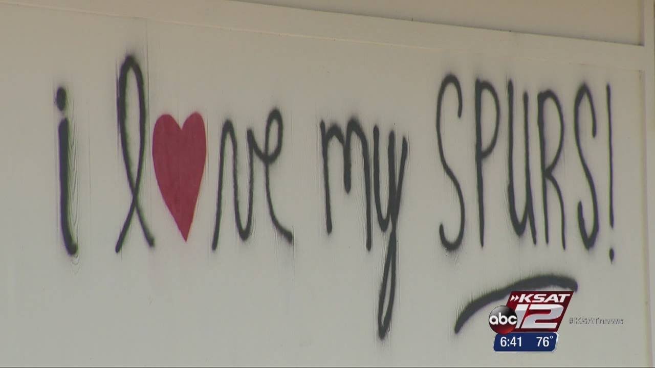Video: Fans loving ‘I love my Spurs' sign, supporting local nonprofit ...