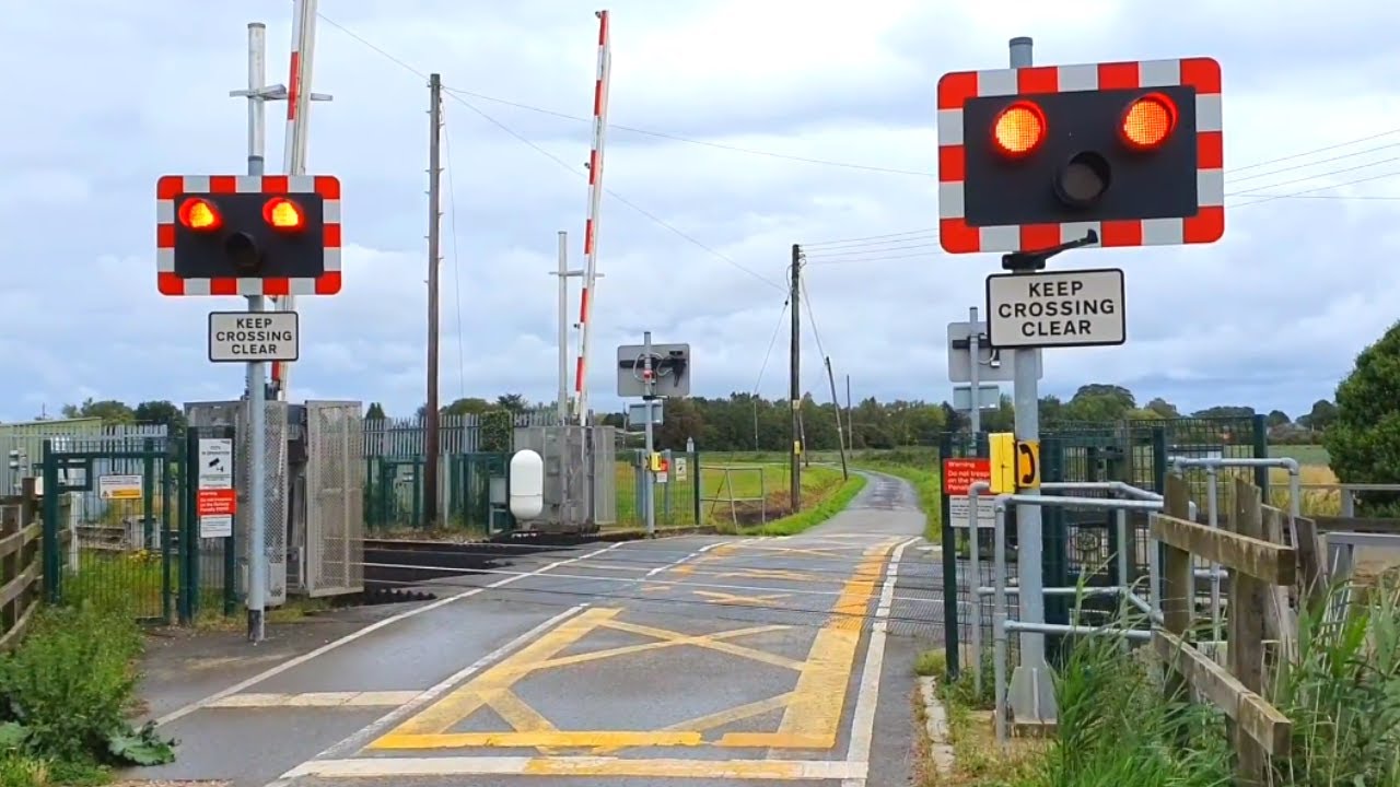 Blue Gowt Level Crossing, Lincolnshire - YouTube