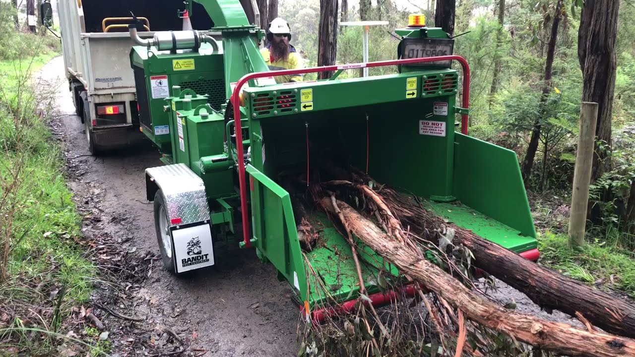 MUST SEE - Bandit Model 12X chipper working with tough Australian ...