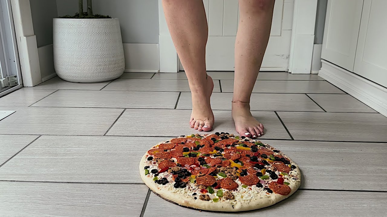 Barefoot Pizza - YouTube