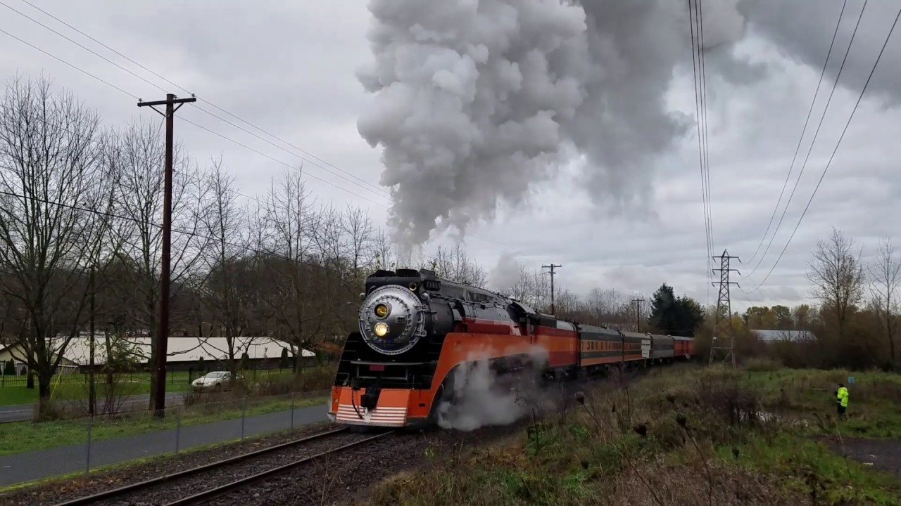 Southern Pacific Daylight Steam locomotive 4449 pulls The Holiday ...