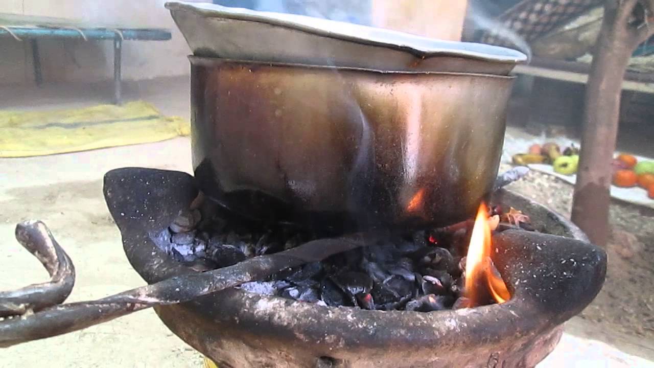 Marmite sur feu de bois - YouTube