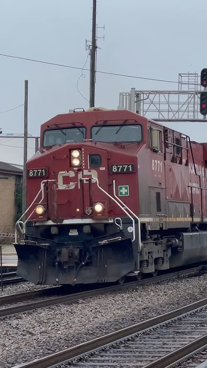 CP 8771 rolls CPKC 249 past Galewood - YouTube