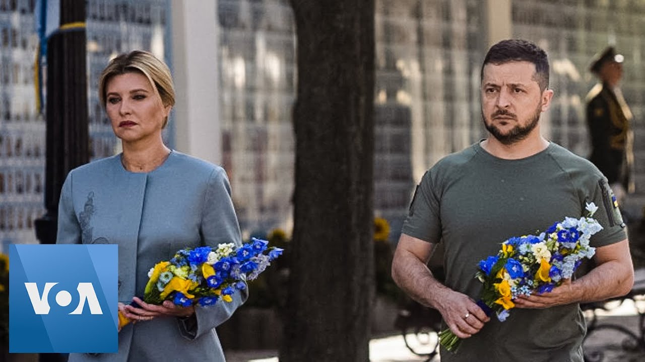 Ukraine President and First Lady Pay Respects at Kyiv Memorial - YouTube
