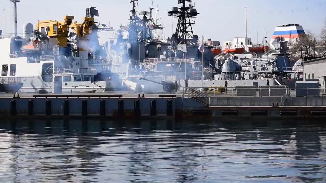 Noon Cannon Gun in Vladivostok, Russia 122mm Howitzer Naval Base - YouTube