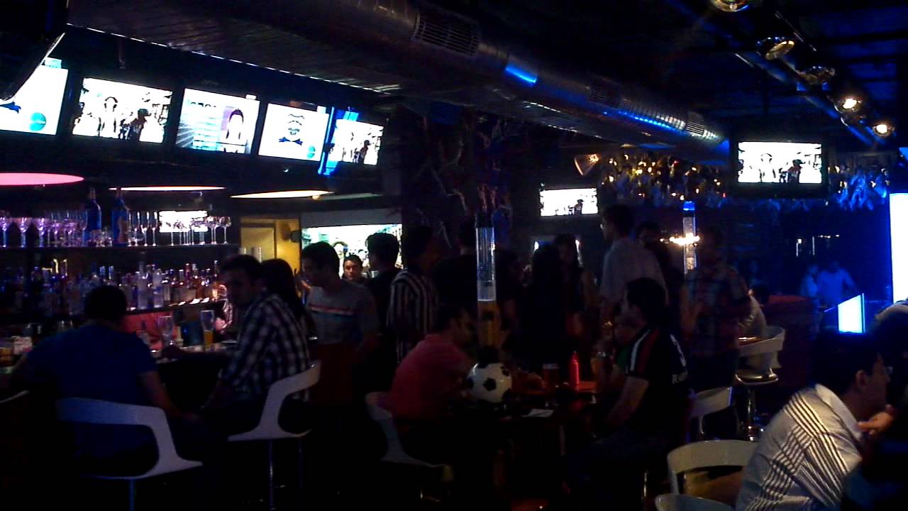 Underdoggs Sports Bar & Grill, New Delhi - YouTube