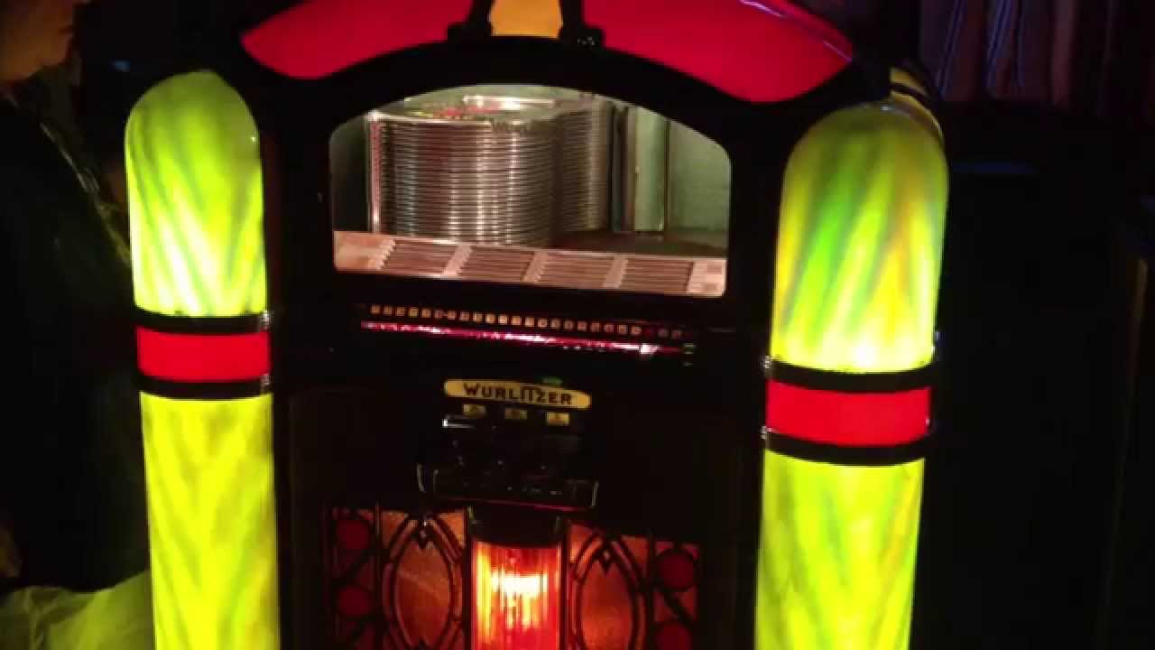 1940 Wurlitzer 800 Jukebox, grade one restored - YouTube