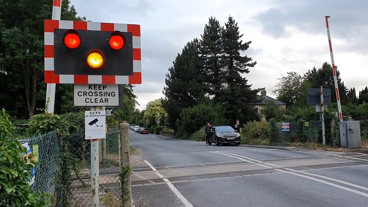 Halogen Lights at Fulbourn Level Crossing, Cambridgeshire - YouTube