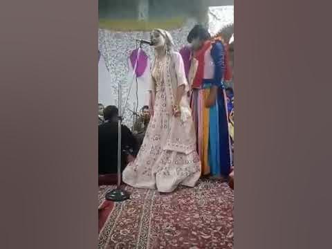 Hena begum singing song in his marriage #hena begum mehandi raat #kashmiri viral vedio #hena ...