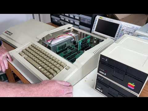 Setting up an Apple IIe from 1983 - YouTube
