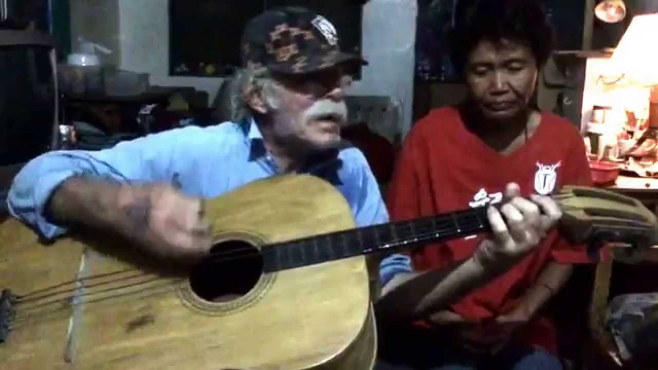 Paul MacNeil in his song "The Wayfaring Stranger" - YouTube