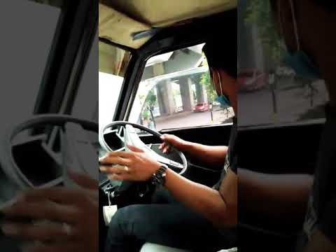 Supir L300 Ugal ugalan di jalan raya