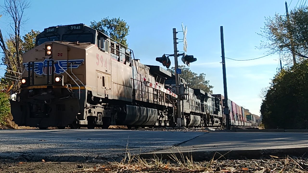 UP 5941 leads a fast NS 218 - YouTube