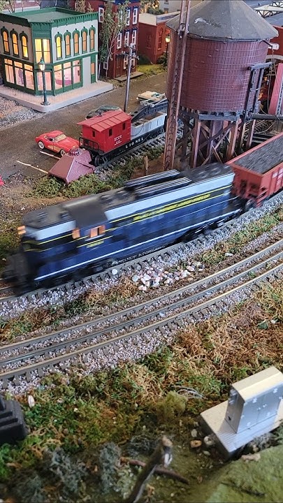 Solo B&O Geep running on the O scale layout at the Hagerstown Model Railroad Museum. - YouTube