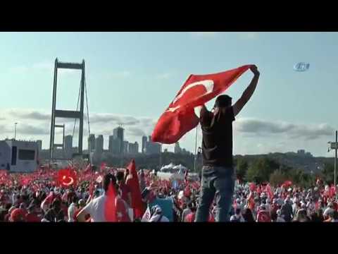 Yürüyüş Sırasında Üzerine Bayrak Örterek Yere Yattı
