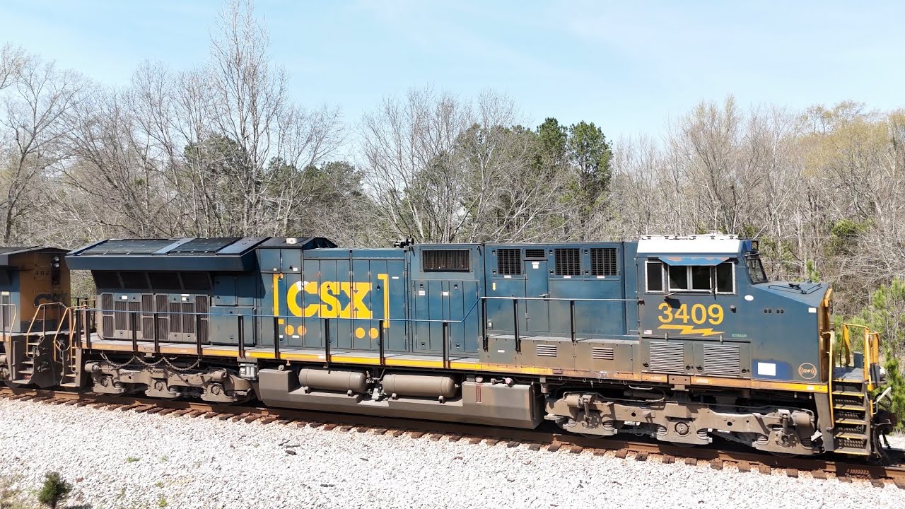 Drone footage of CSX 3409 & CSX 402 coming through Warm Springs, Ga ...