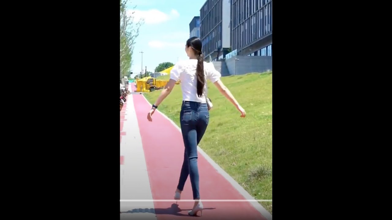 192cm Chinese tall girl on the street/192公分高挑妹子。 - YouTube
