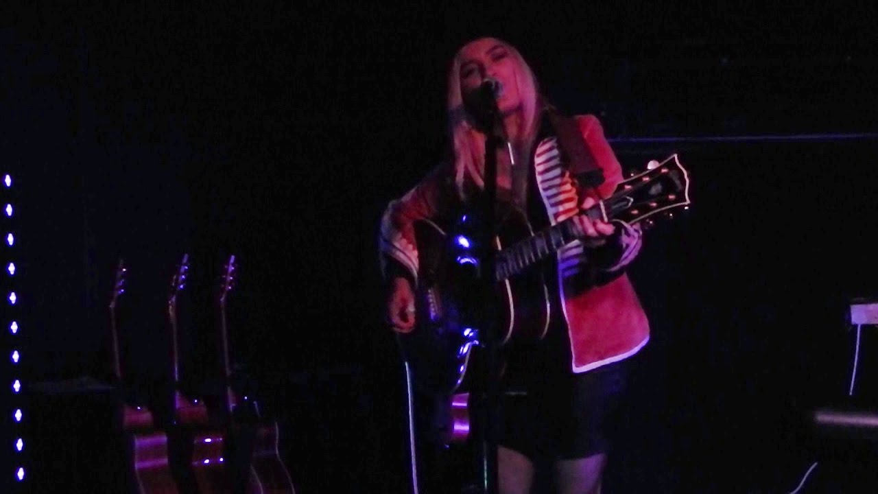 Carly Connor live @ Songwriters Club #1 : Who's Gonna Love You ? - YouTube