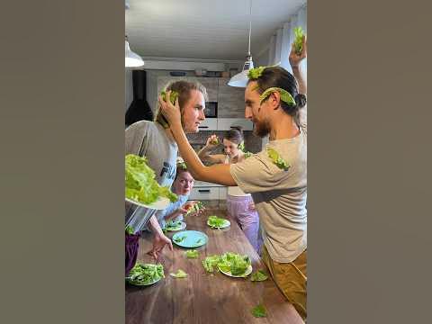безумные веганы дерутся за продукты - YouTube