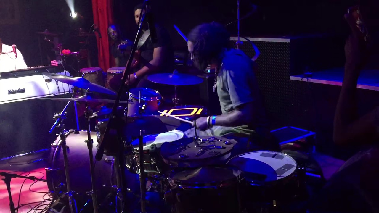 Cleon Edwards drum solo - YouTube