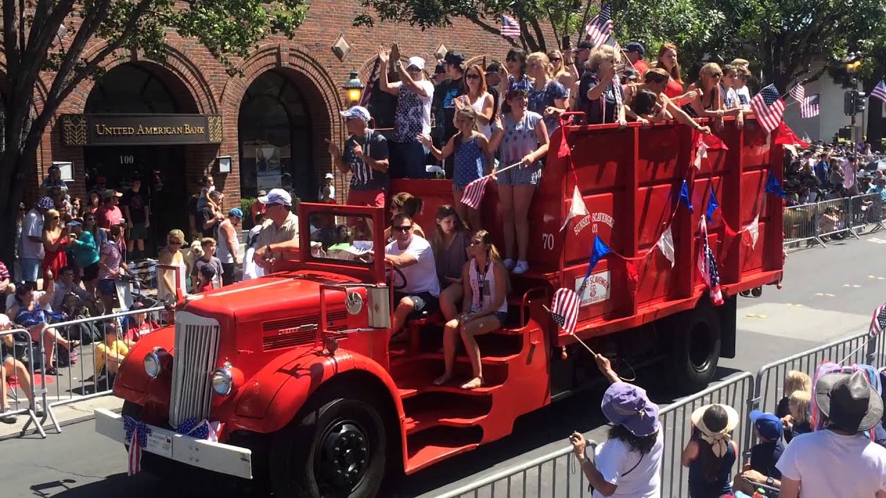 4th of July Parade Old Garbage Truck - YouTube