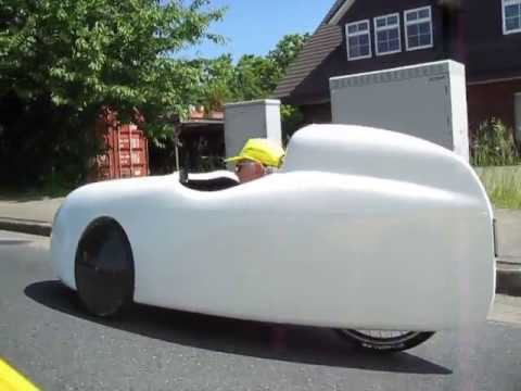 Velomobile Mango #087 cruising alongside Go-One Evo Ks - YouTube