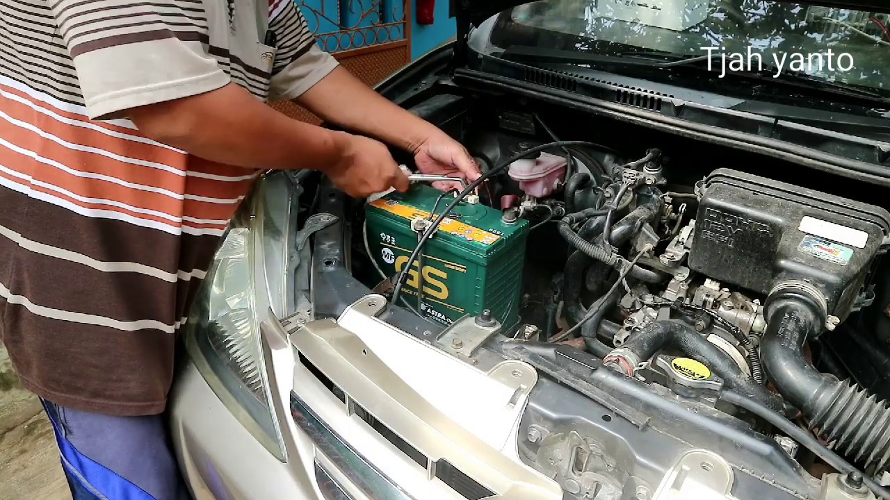 Tutorial Ganti Accu Aki mobil Xenia yang baik dan benar - YouTube