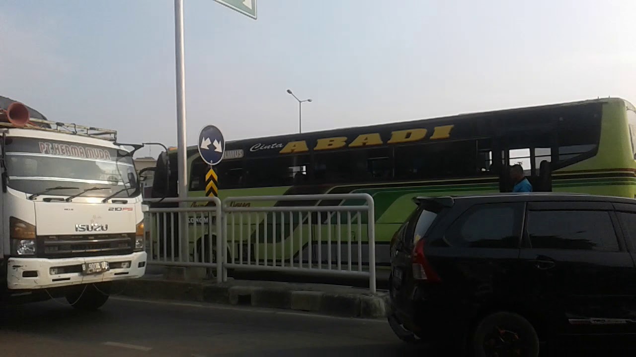 Telolet Bus Luragung Jaya Abadi di Pulogebang - YouTube