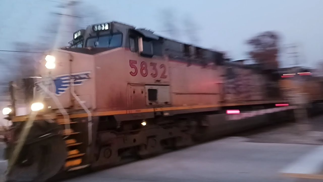 UP 5832 leads NS 218 at beautiful sunset! - YouTube