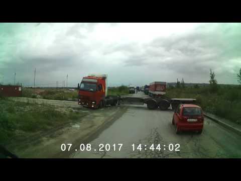 Грузовик хотел развернуться и застрял