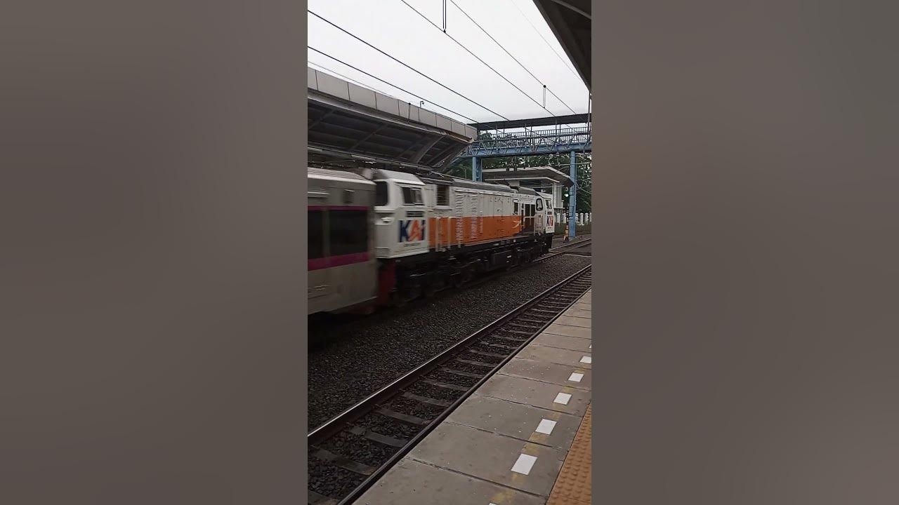 Kereta api Jayabaya New Generation melintas langsung stasiun jatinegara ...
