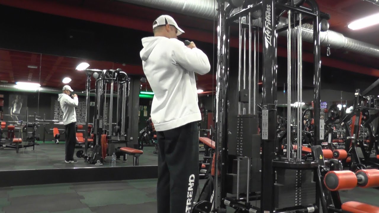 Trenink biceps triceps - Martin Mester IFBB PRO Mens physique - YouTube