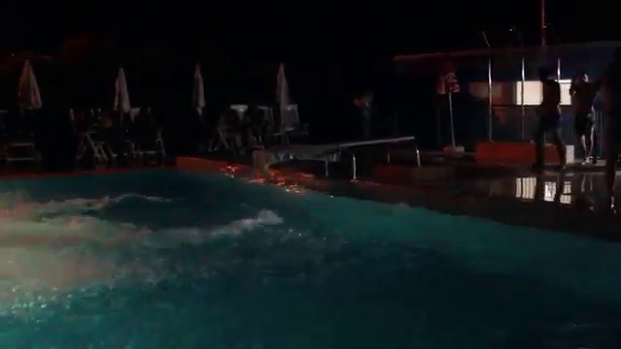Tuffi in piscina - YouTube