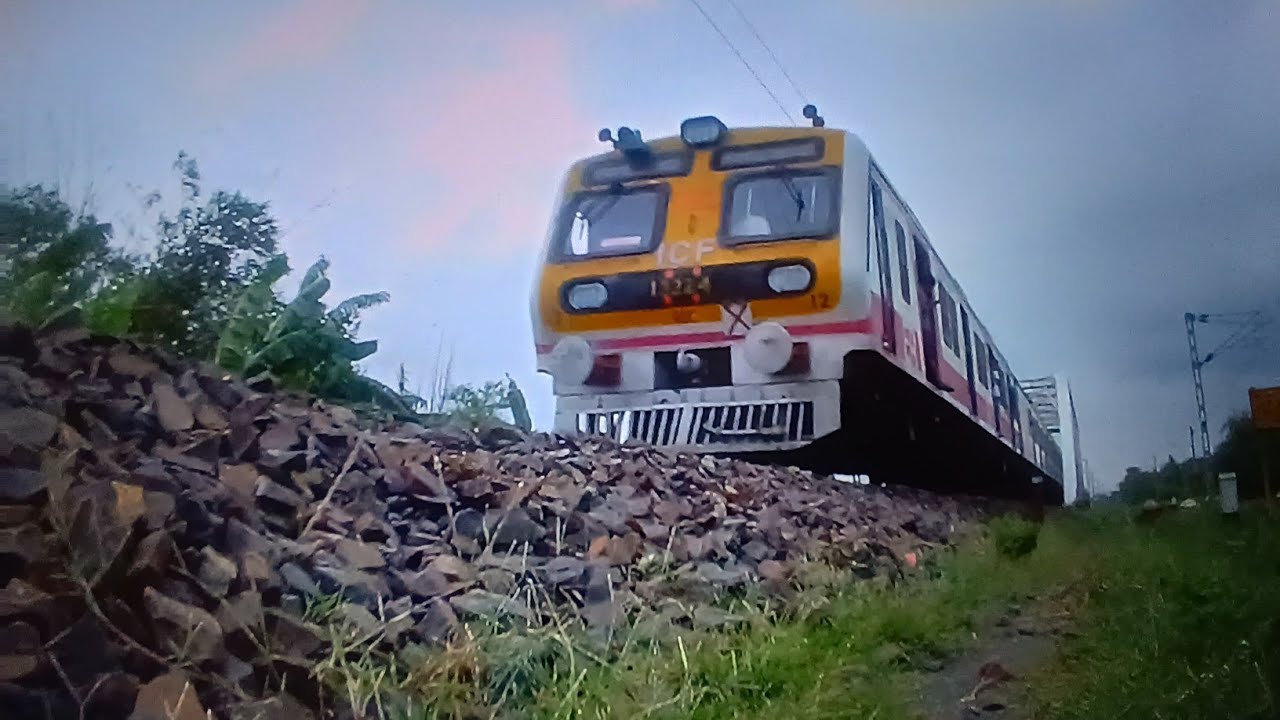 Fantastic EMU Train Passing Scene || Indianrailway Local Train Raing ...