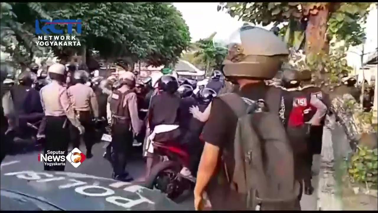 Dua Kelompok Massa Bentrok Di Yogyakarta Youtube