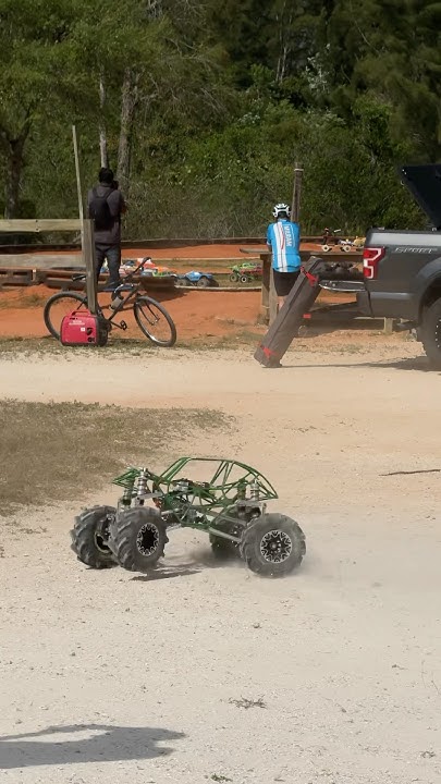 What the car?? 👀 #rc #rccar - YouTube