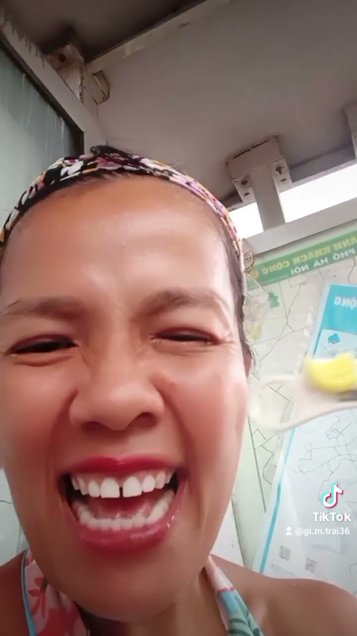 mang cả chuối đi làm móng - YouTube