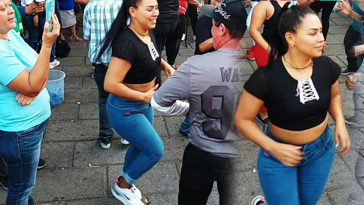 EL BOMBOM DE CLAUDIA LLEGA Y EL DULCERO AL ACECHO - YouTube