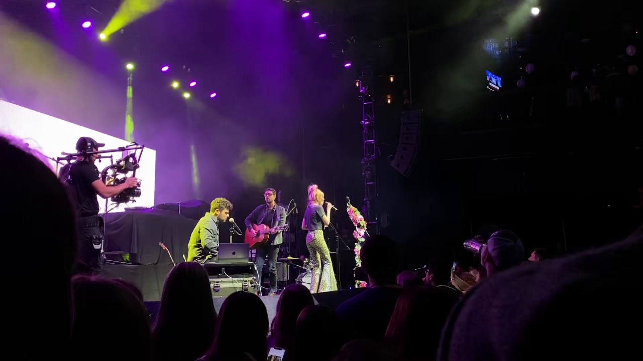 Mackenzie Porter - These Days (Live in Chicago) - YouTube