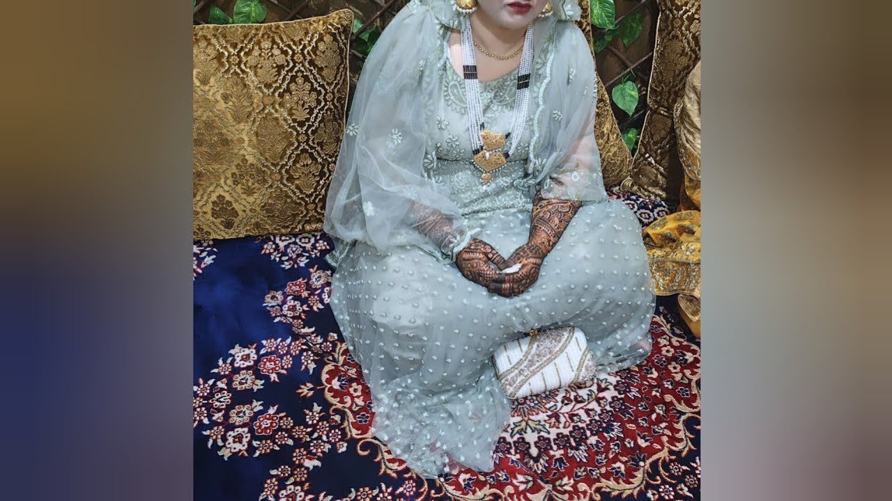 Gorgeous kashmiri brides wearing heavy gold jewellery - YouTube