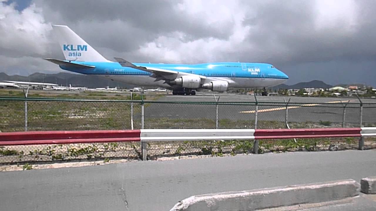 Plane Taking off at Sunset Bar - Sint Maarten - YouTube