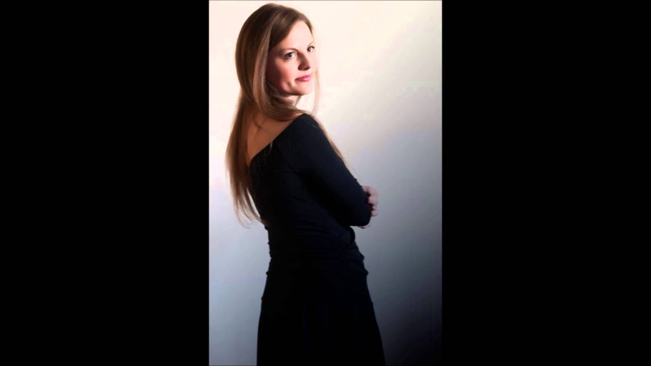 Chopin: Ballata n. 3 op. 47 / Sara Costa, piano - YouTube