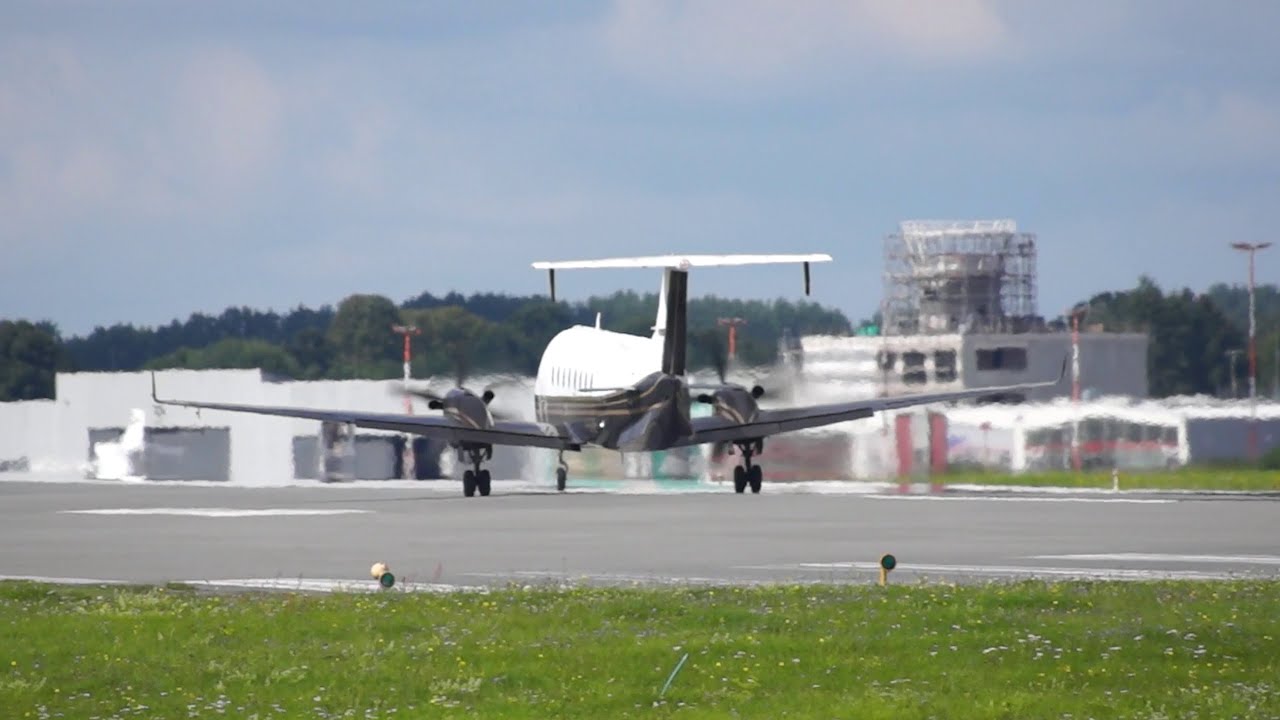 Flughafen Lübeck LBC Blankensee Abflug einer Beech 1900D B190 F-GLNE ...