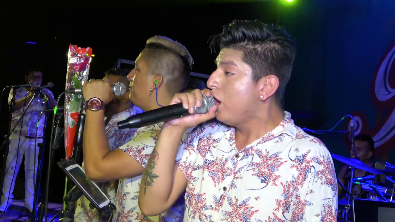 Los claveles de la cumbia - YouTube