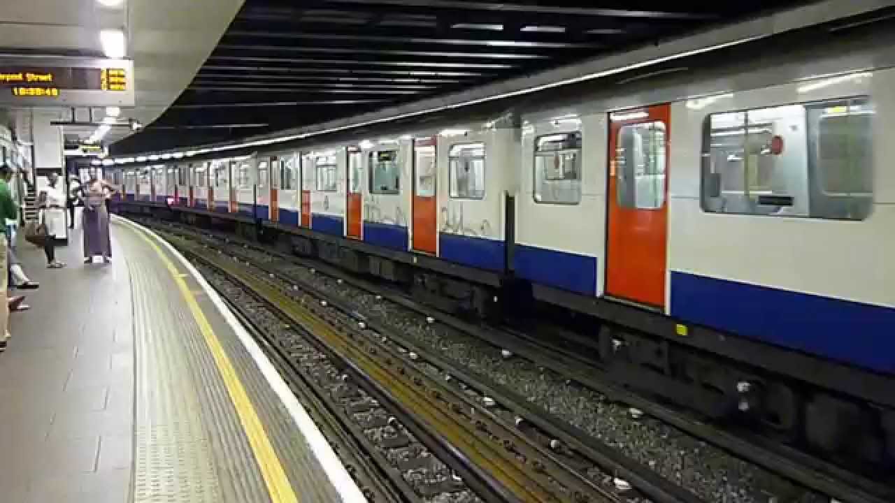 Metro de londres STATION TOWER HILL 2 AOUT 2011 Subway of London ...