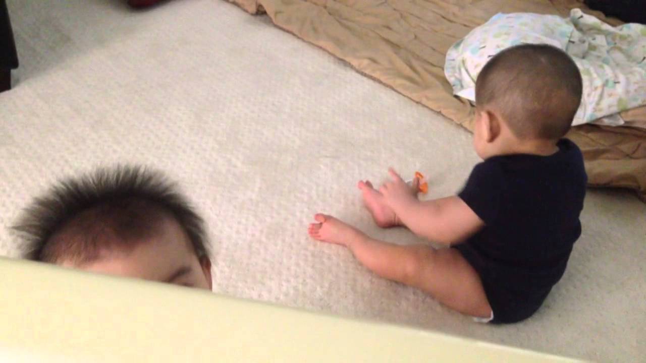 Twin Babies fight over a pacifier, 9 months - YouTube