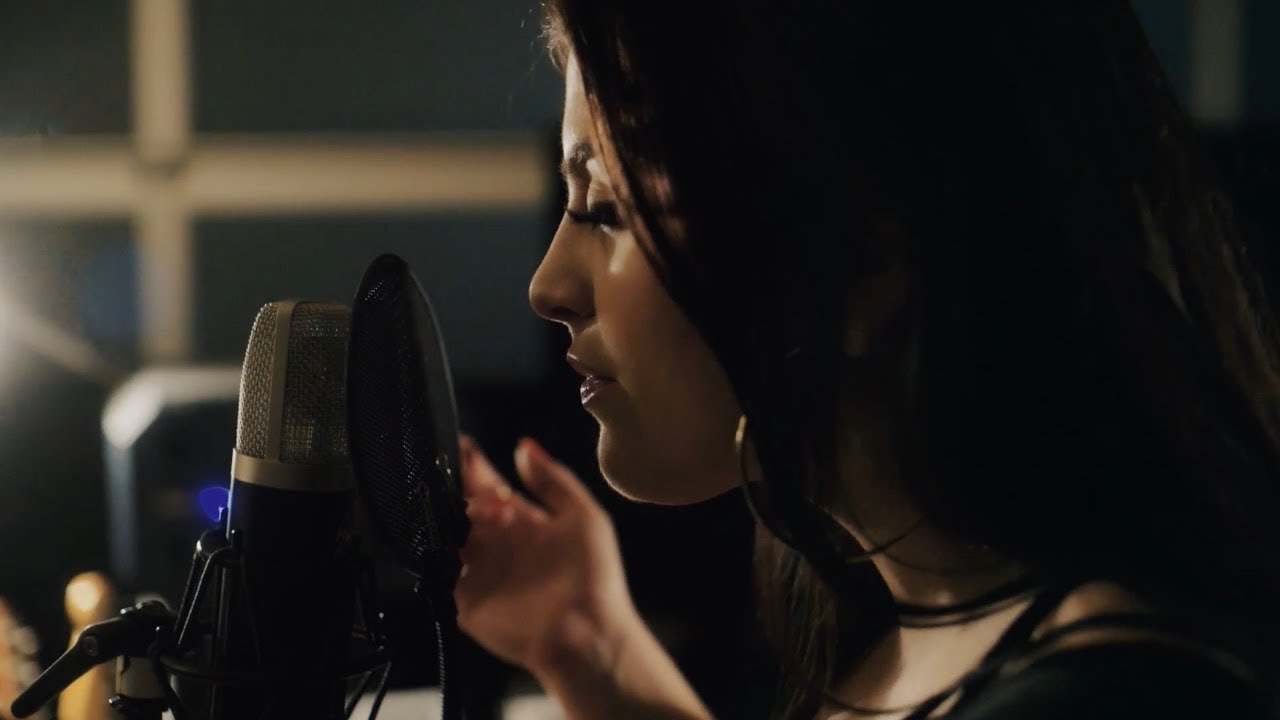 Lewis Capaldi - Hold Me While You Wait / Someone You Loved (Cover by ...