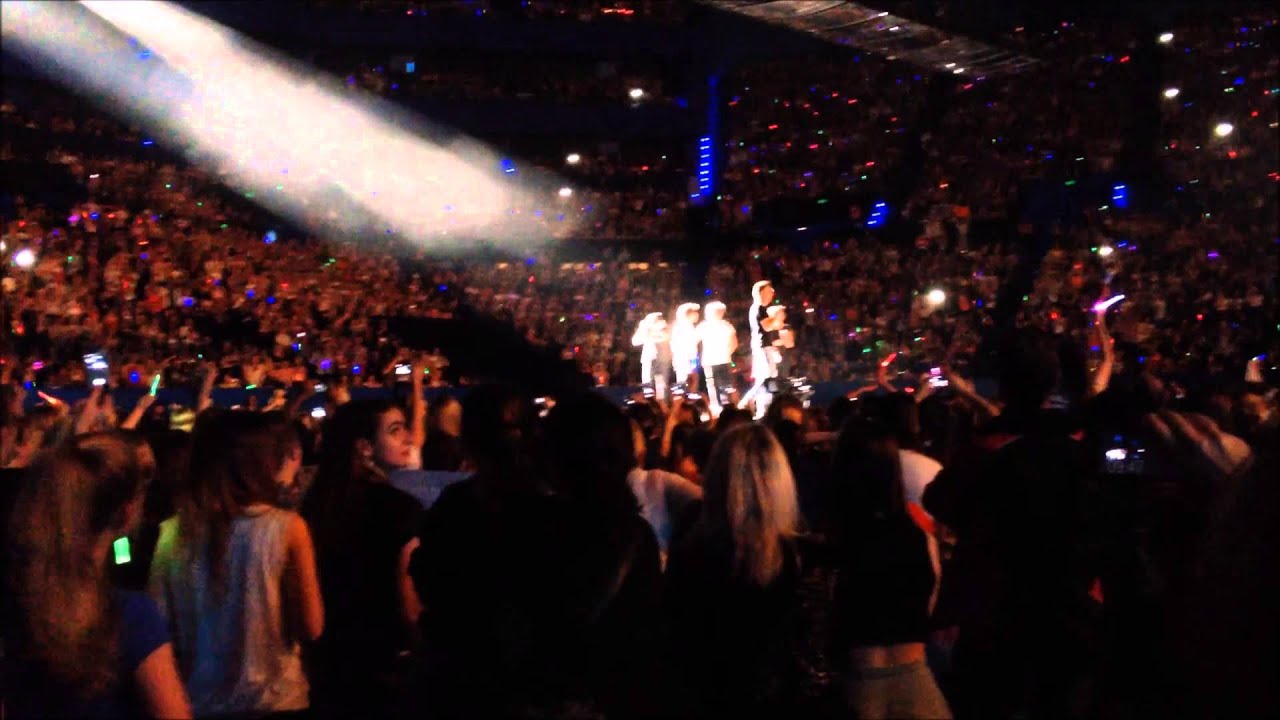 One Direction- Perth Arena 29/9/13- Twitter Time - YouTube
