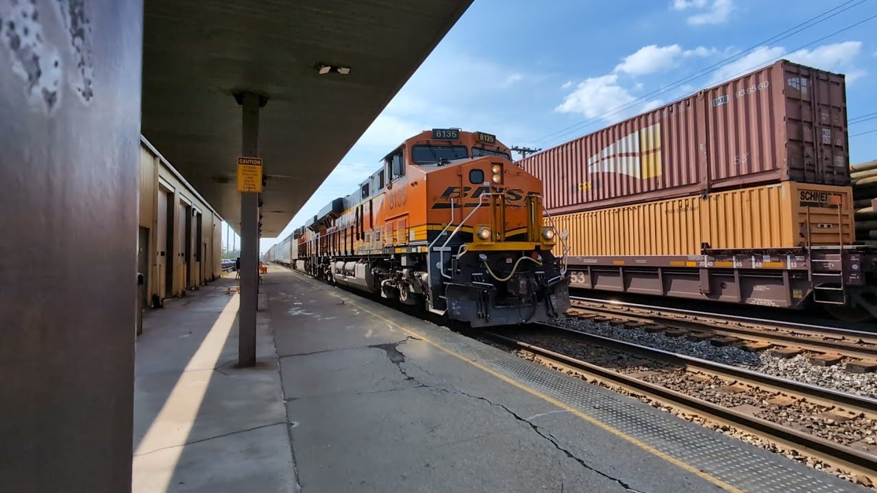 (BNSF Duo) CSXT M368-24 | BNSF 8136 leads 6668 through Buffalo Depew ...